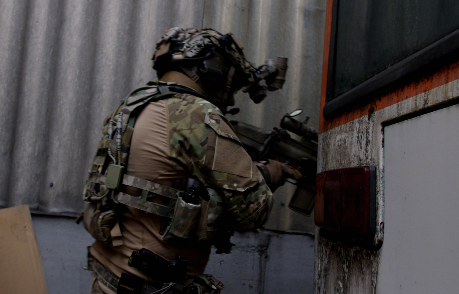 New Fischer KEYSTONE™ 4-port Power and Data Hub